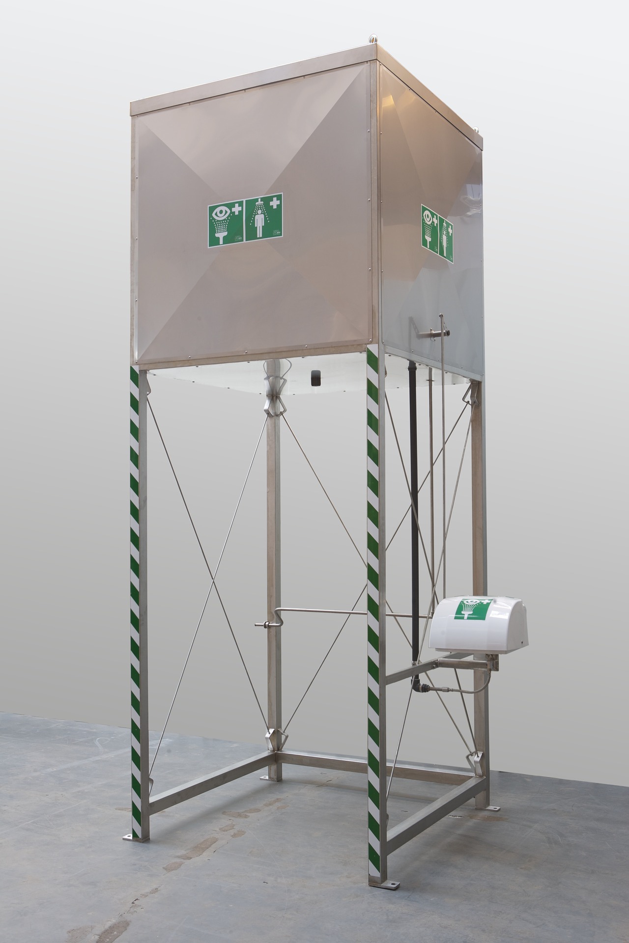 Hoe werkt een nooddouche in de technische sector? - Curious.be